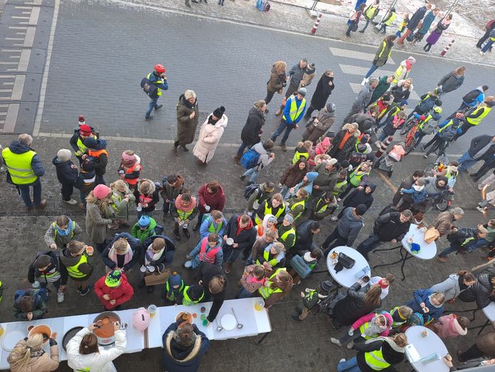 Basisschool Triangel verkoopt ‘soep op de stoep’ voor vzw Feestvarken ...