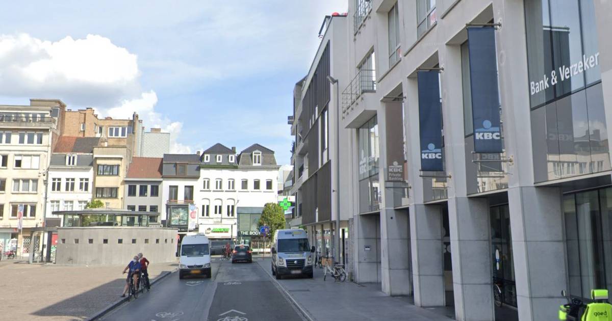 KBC-automaten op Schouwburgplein verdwijnen binnen twee weken ... KBC-automaten op Schouwburgplein verdwijnen binnen twee weken ...