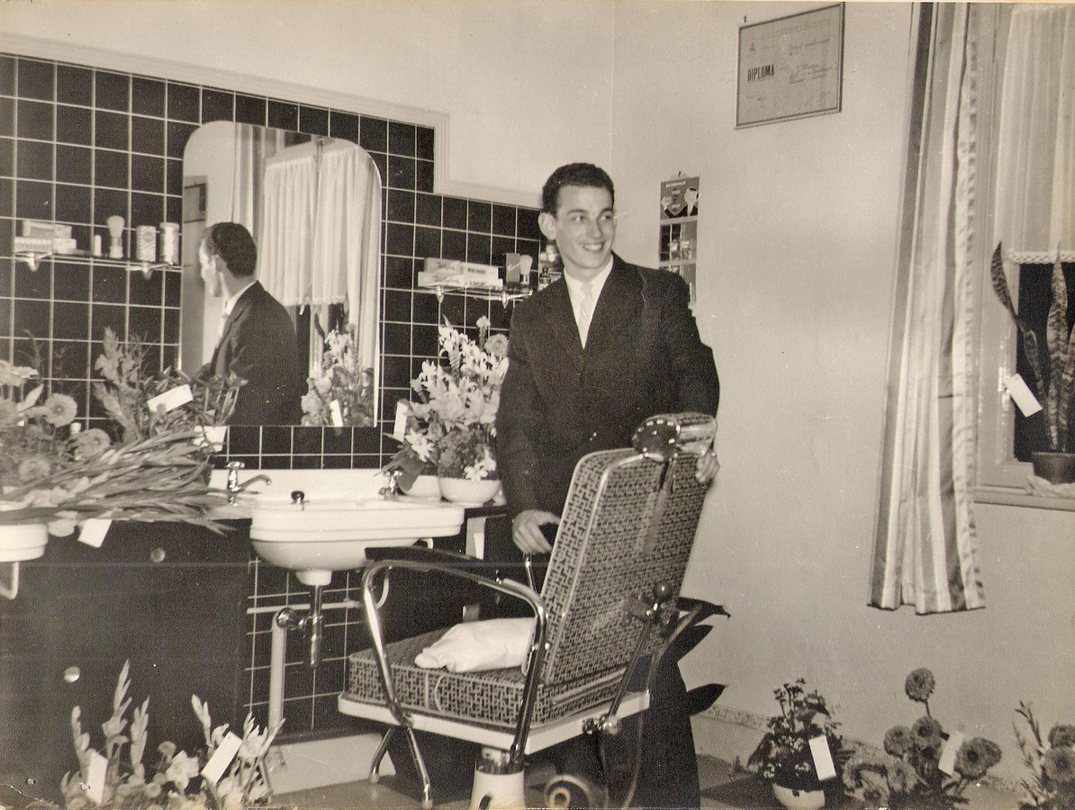 Sjef de kapper (87) moet per direct stoppen: ‘Het valt me zwaar, maar ...