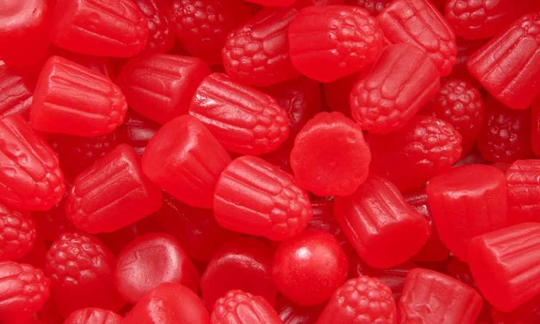 Dit is de verrassende reden waarom je altijd voor roze of rood snoep kiest