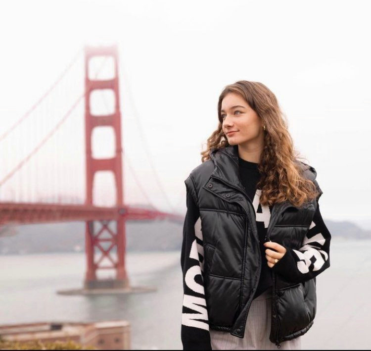 Met haar ASMR-filmpjes vergaart Nanou (15) 1 miljoen volgers. Neuroloog ...