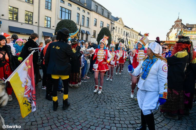 Aalst laat zich niet tegenhouden, Grote Markt stroomt vol carnavalisten ...