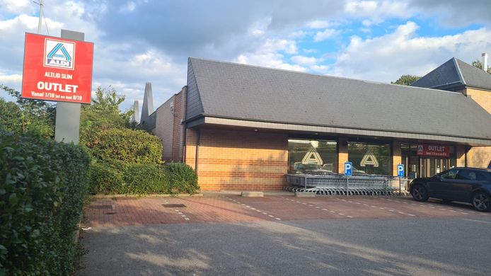 Aldi houdt uitverkoop van overstock in oud winkelpand | Olen | hln.be
