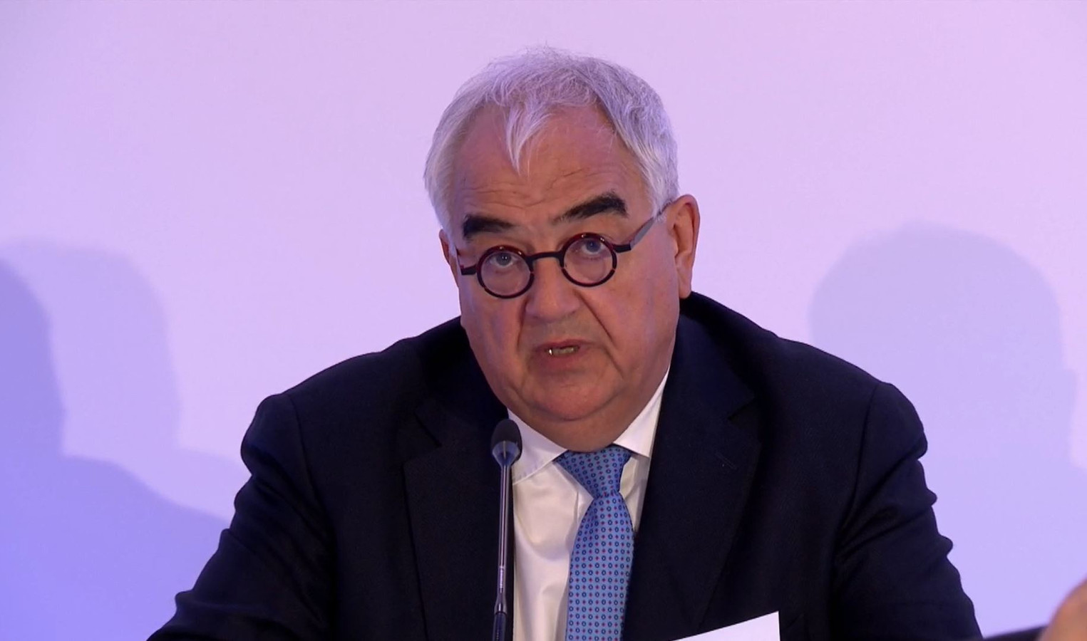 Philips om tafel met beleggers na bonusrel; concern wil dieper conflict ...