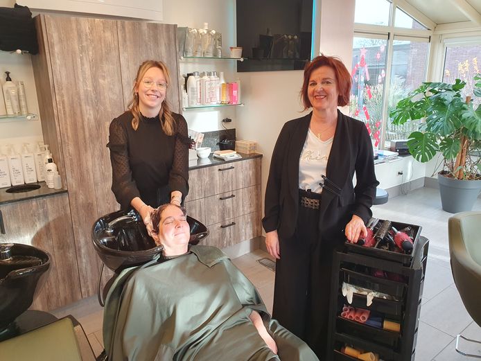 Kapster Patricia (52) gaat op eerste werkdag van nieuwe jaar gratis ...