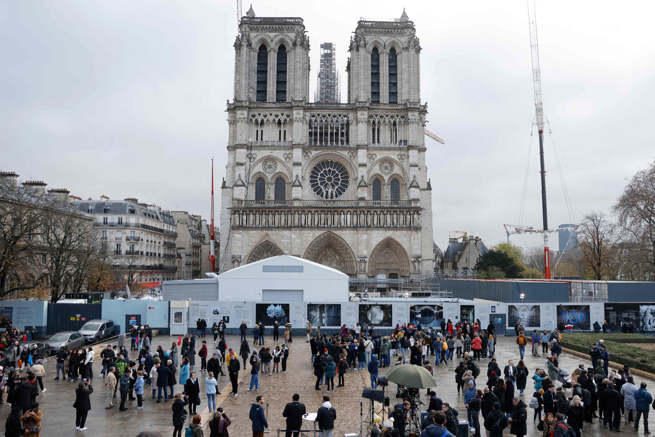 IN BEELD. Macron bestijgt top nieuwe torenspits: “Notre-Dame over 1 jaar heropend, met museum ...