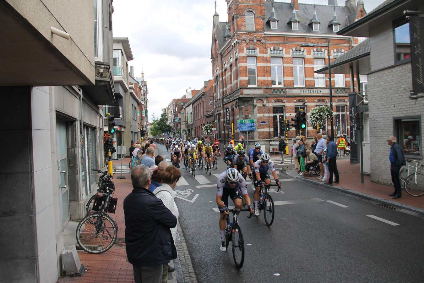 Nieuwe start, maar volksfeest als vanouds bij Izegem Koers: “We hebben ...