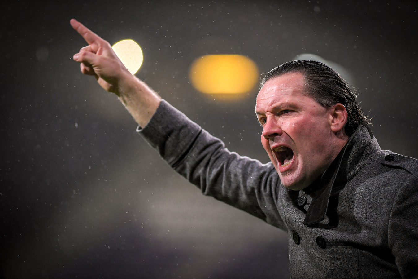 Babos a la Playa en ontsnapte Brian Roy valt van een muurtje | Foto ...