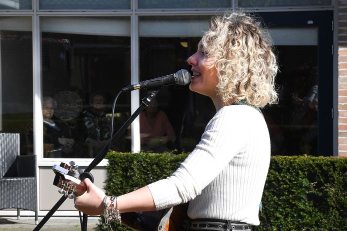 Karlijn geeft ‘contactloos’ concert voor eenzame ouderen: ‘Zo draag ik ...