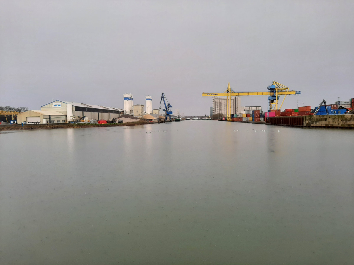 VBI bouwt nieuwe kade in Osse haven, omdat de huidige ‘op’ is | Foto ...