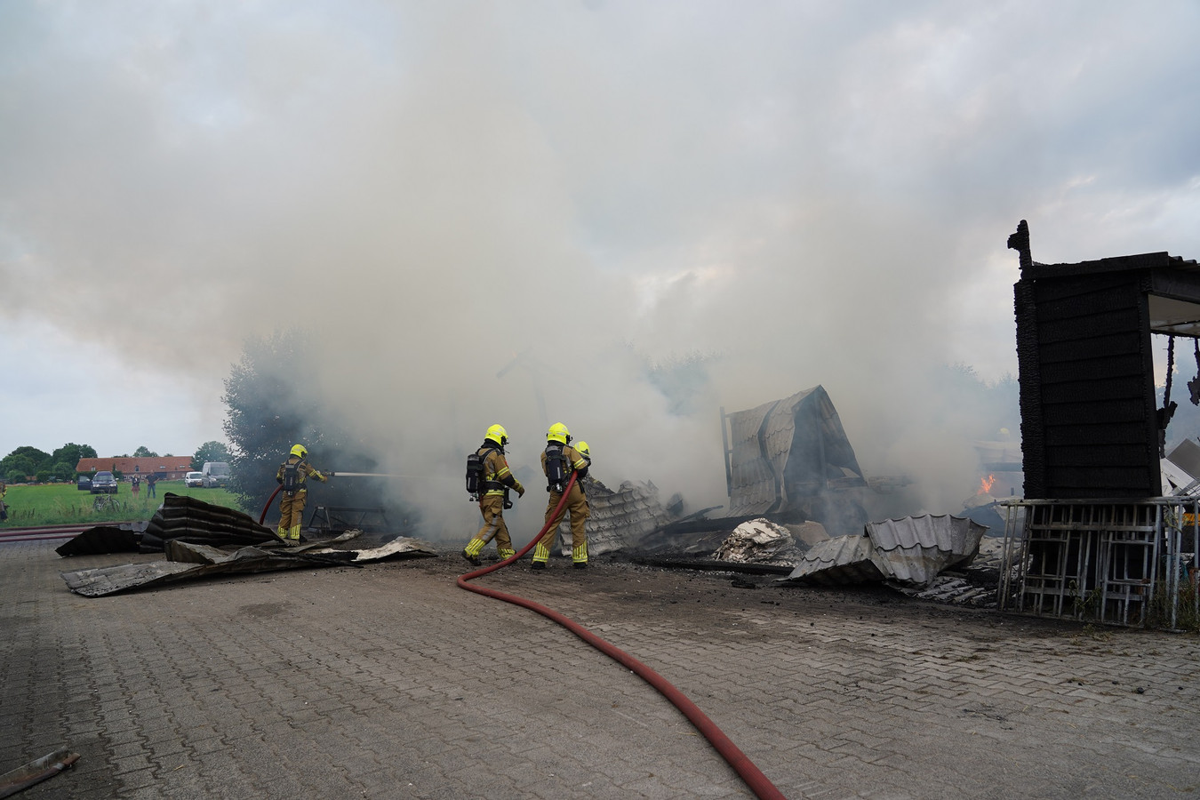 Grote brand bij boerderij in Gilze, opslagloods volledig uitgebrand en ...