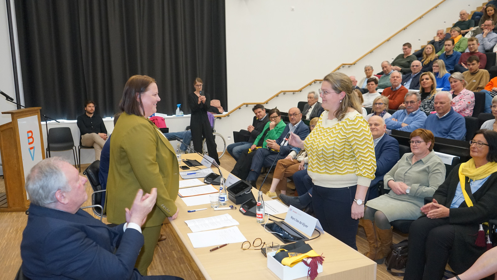 Lien Van Dooren en Jeroen Verhulst leggen eed af als schepen, Raf Van ...