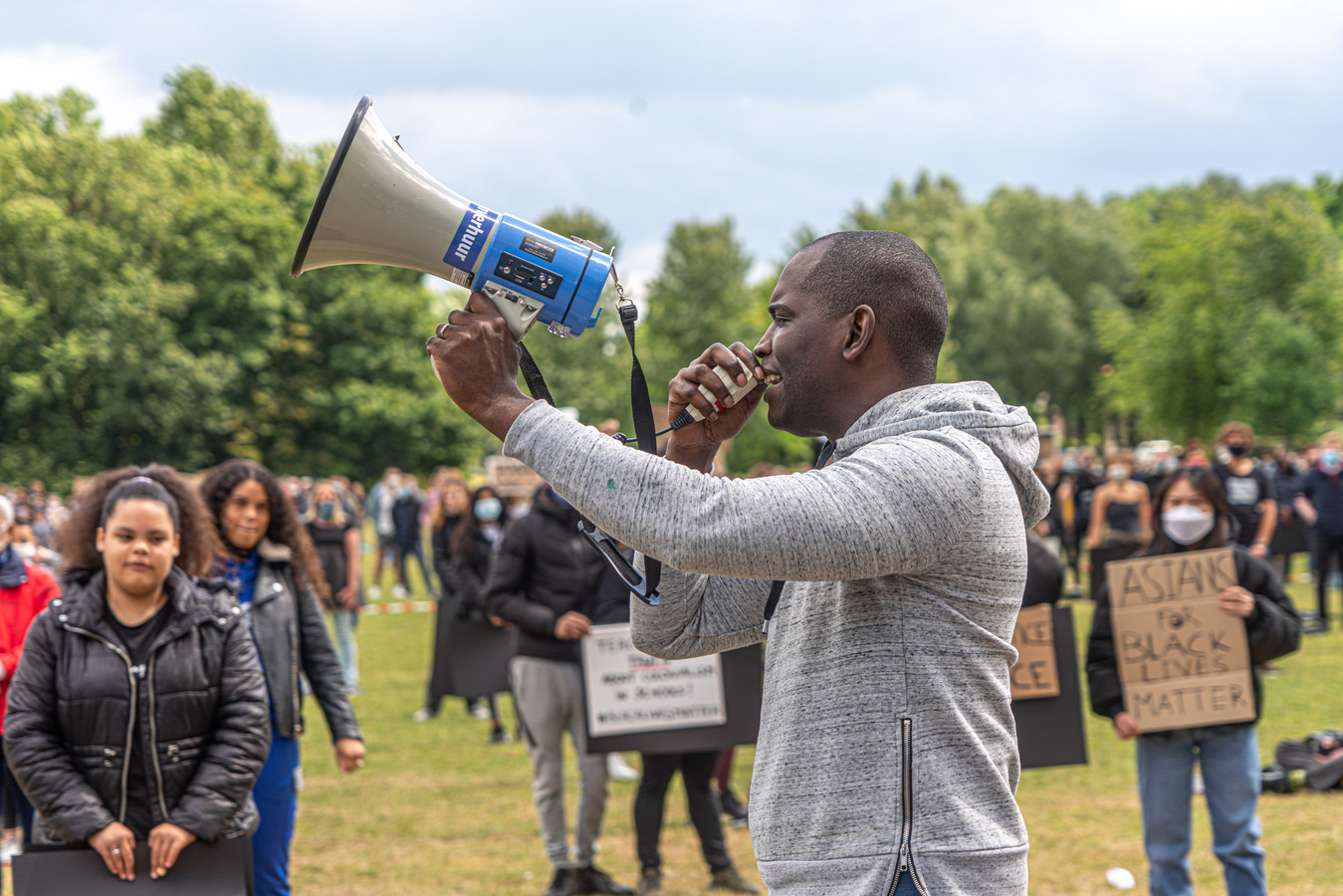 Louis springt bij anti-racisme protest in Zwolle naar voren: ‘Ik loop ...
