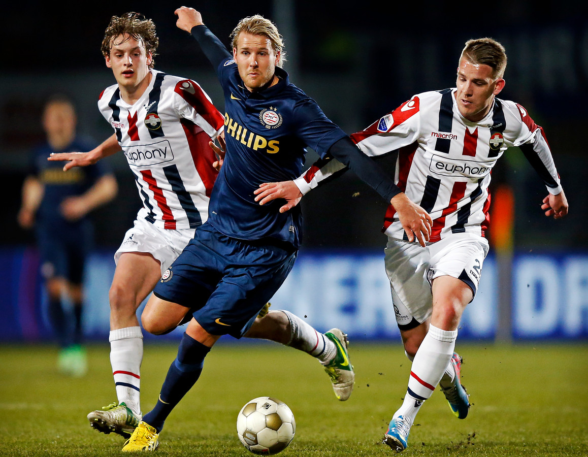 Bij zijn debuut in de eredivisie schakelde hij PSV’er Ola Toivonen uit ...