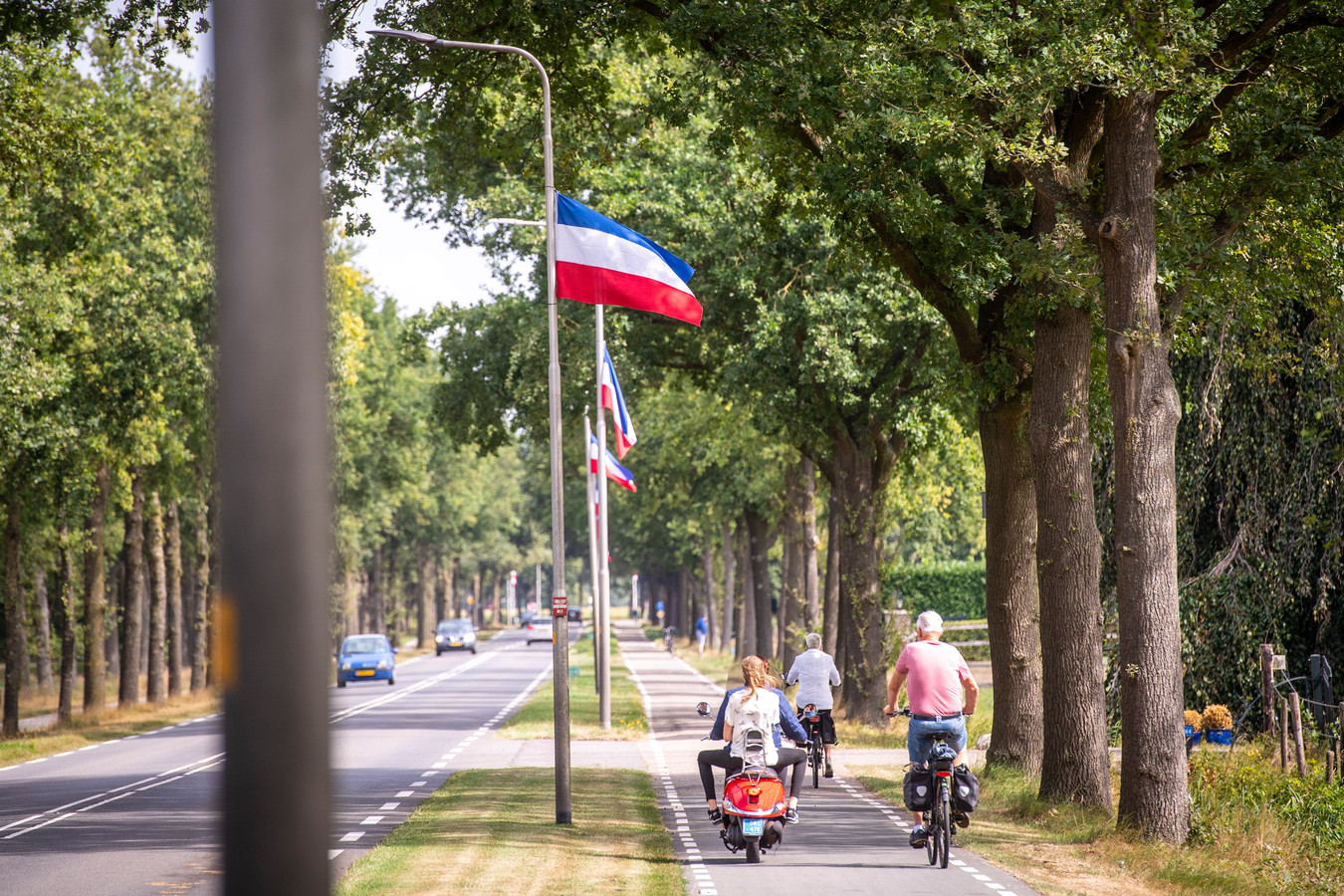 Omgekeerde vlaggen in Twente worden vanaf vandaag verwijderd | Foto ...