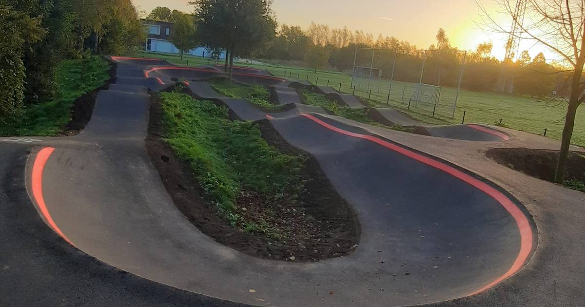 Pumptrack voor ‘alles op wieltjes’ in Vught is eindelijk open | Vught | AD.nl