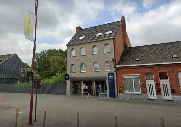 Twintiger veroordeeld nadat hij bankkantoor vernielde omdat kaart werd ...