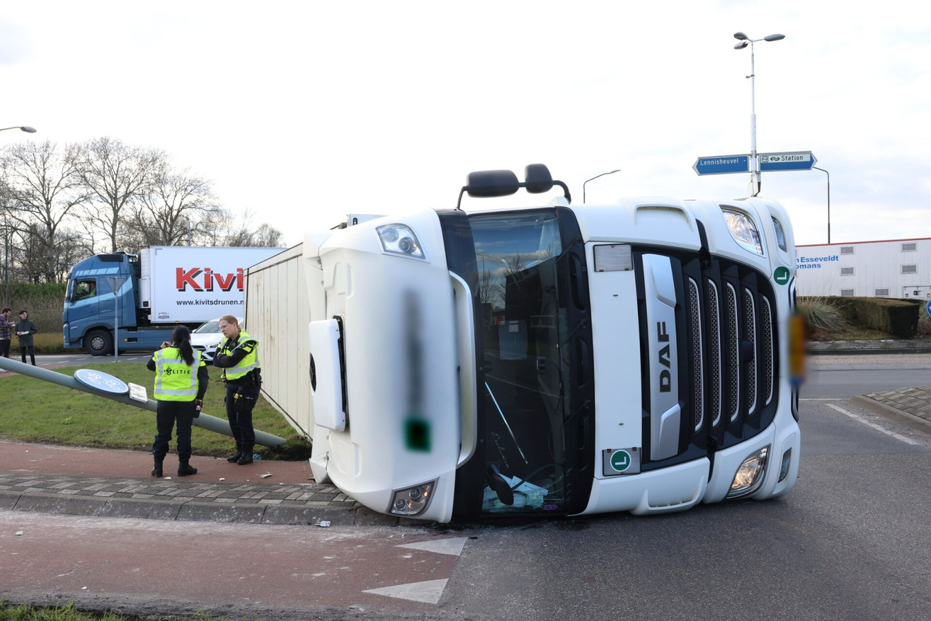 Vrachtwagen met vlees kantelt bij bedrijventerrein in Boxtel ...