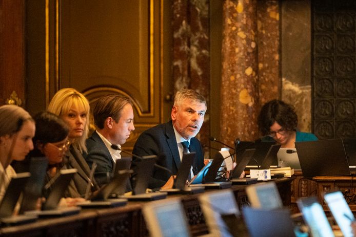 Sam Van Rooy (Vlaams Belang) steelt de show in debat over geweigerd stadsgedicht: “Mooie ode aan ...