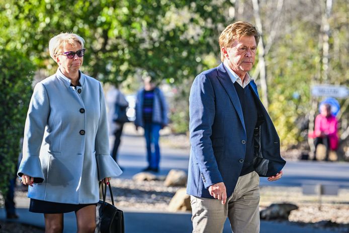 IN BEELD. Bekend Vlaanderen neemt afscheid van Nicole | Nicole van ...