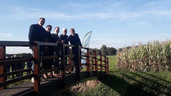 Nieuw, smal bruggetje over Aa verbindt Vorselaar met Herentals voor de ...