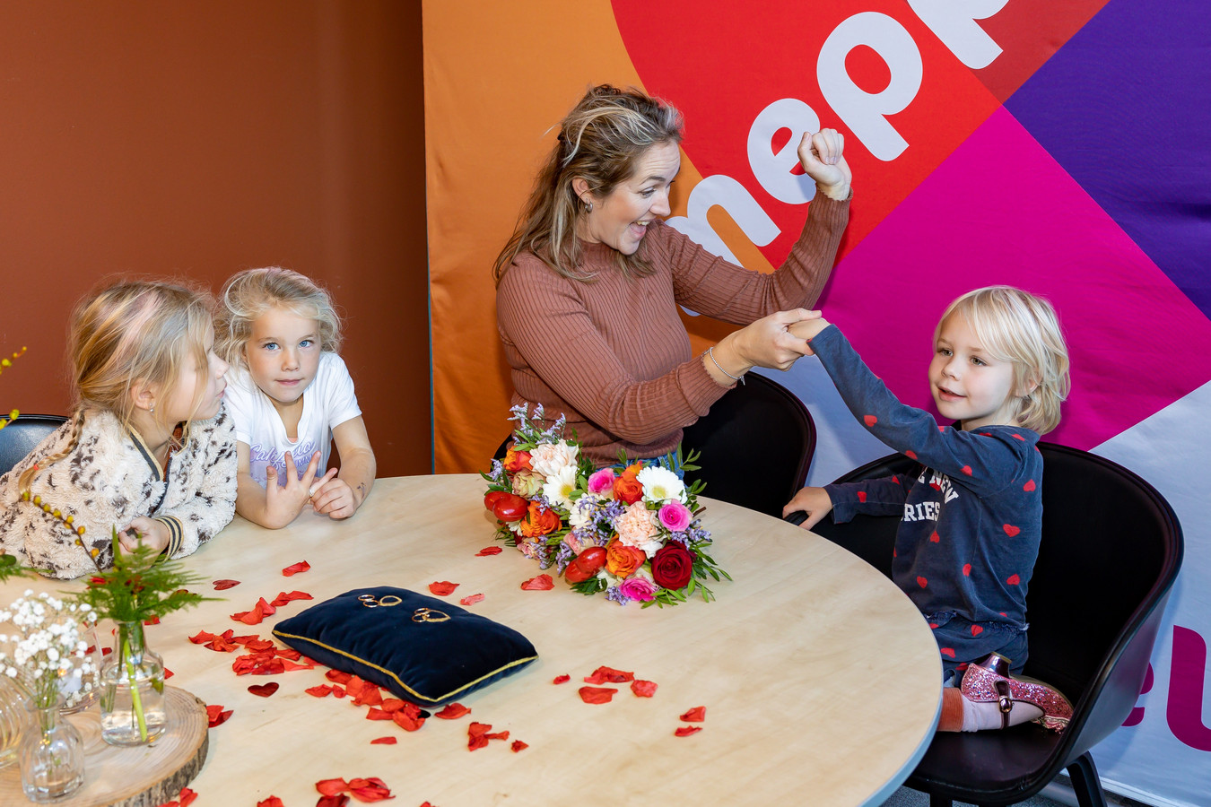Een echte ring én een trouwakte: dochter Roos en mama Marloes geven ...