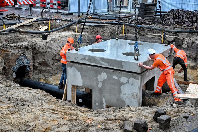Rioolput van 20 ton op zijn plek getakeld in centrum van Oisterwijk ...