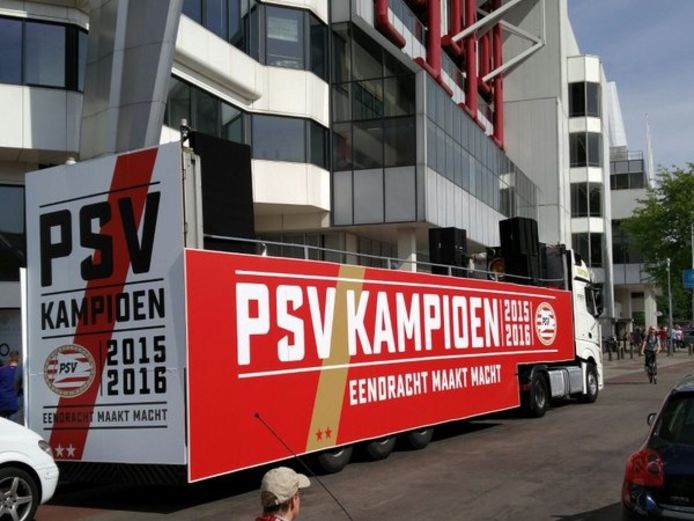 Nieuwe platte kar voor kampioenenteam van PSV | Default | ed.nl