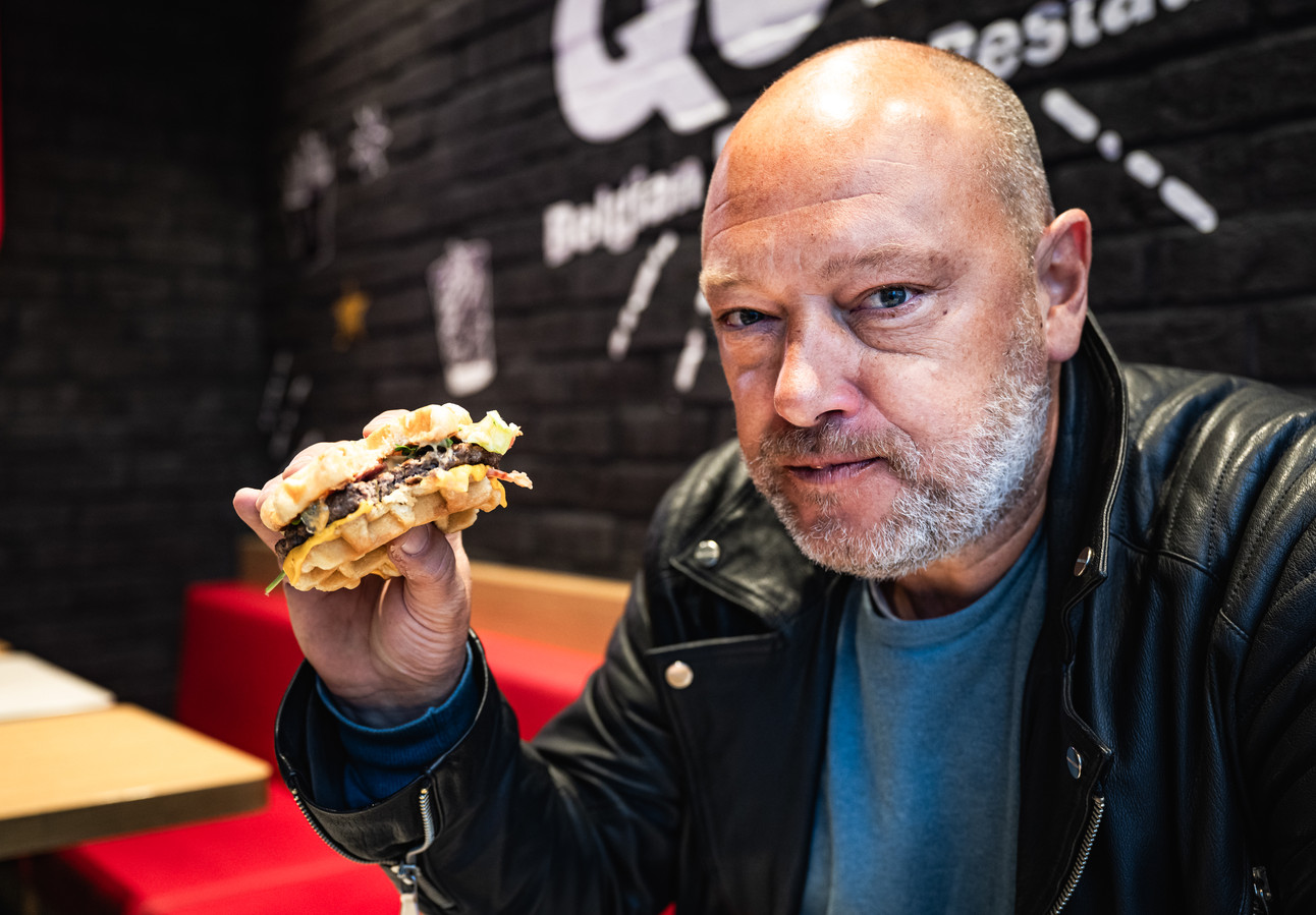 Een hamburger tussen twee Luikse wafels mét mayo-barbecuesaus en spek ...