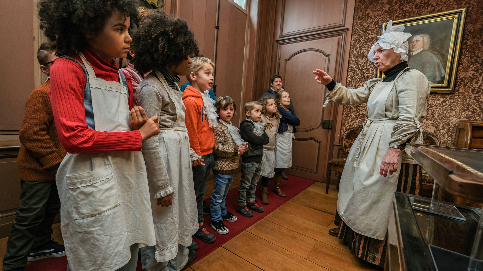 Merghelycnk Museum leidt kinderen op tot lakei of dienstmeid: “Ludieke ...
