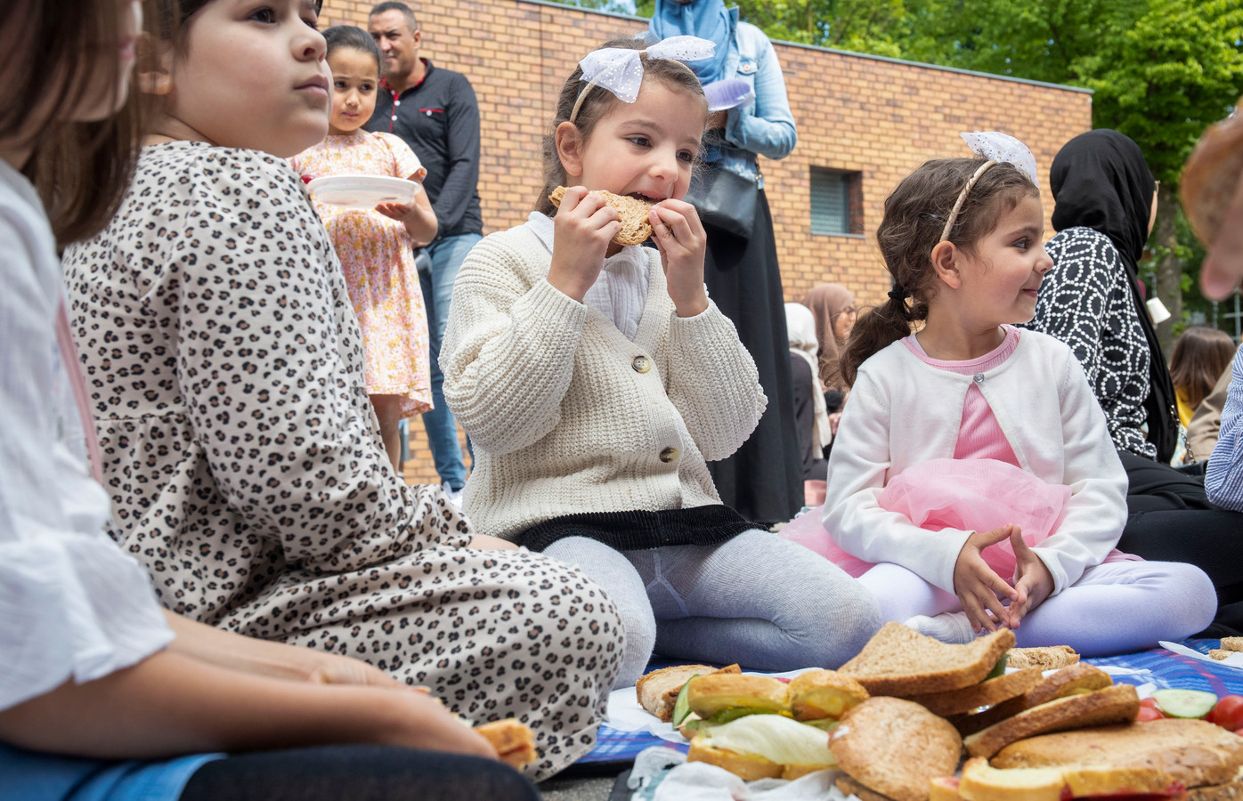 Picknick op het plein van Al Amana-school: wraps met zalm en boterham ...