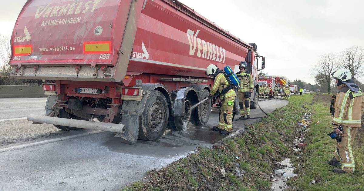 Remmen van vrachtwagen vatten vuur op E40 | Brugge | hln.be