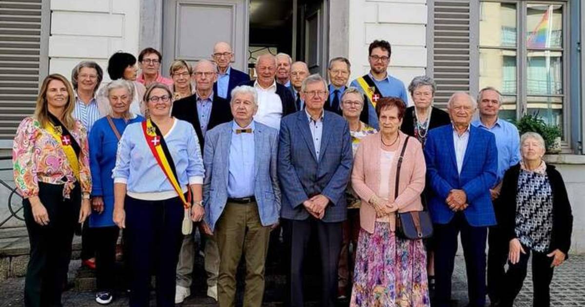 Avelgem viert 80-jarigen op gemeentehuis | Avelgem | hln.be