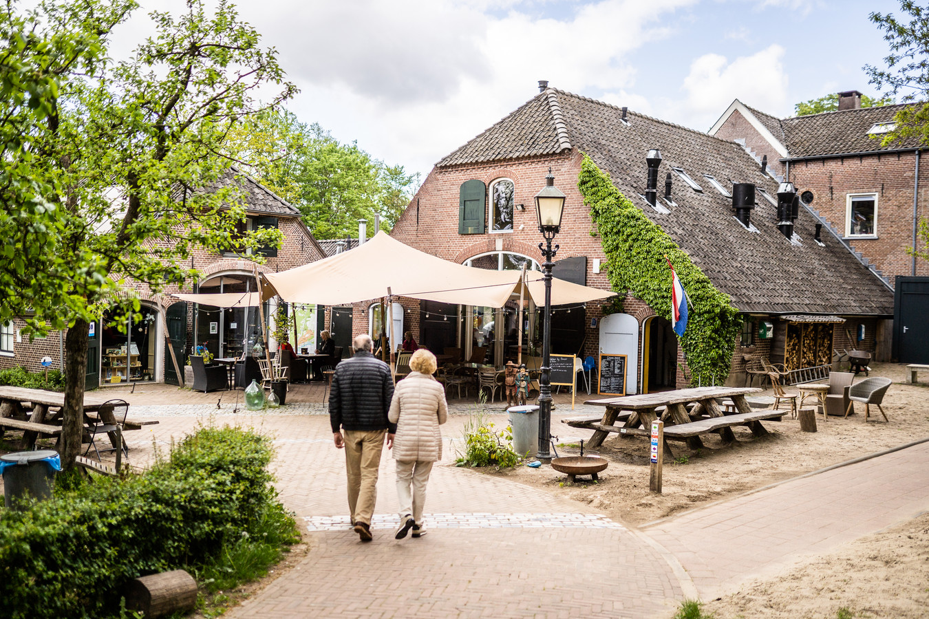 Boscafé De Beken: na een complimentje volgt een liefdevolle kus op de ...