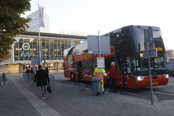 Komen en gaan van NS-bussen door werkzaamheden op spoor rond Eindhoven ...