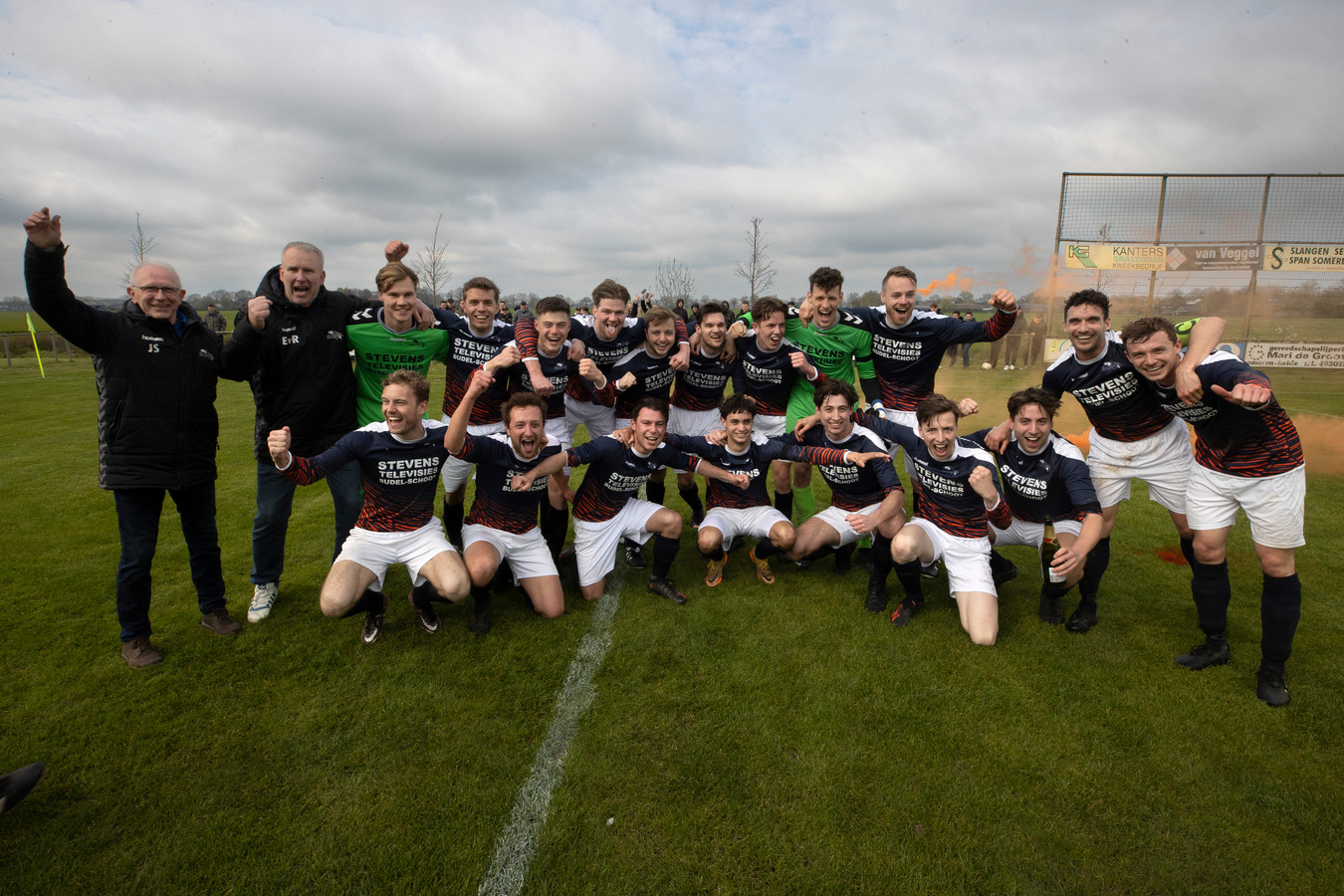 Het dak gaat eraf bij Budel, de eerste kampioen van Zuidoost-Brabant ...