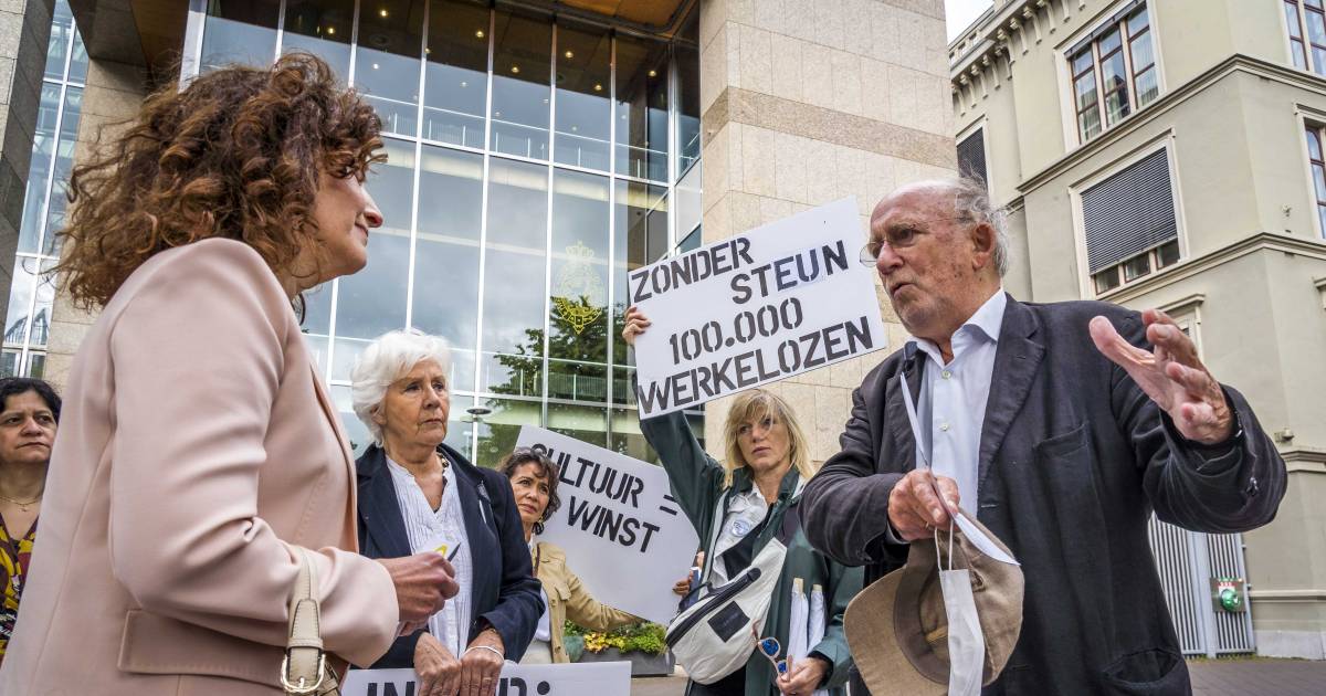Hans Croiset en Johanna ter Steege bij protest van acteurs bij ...