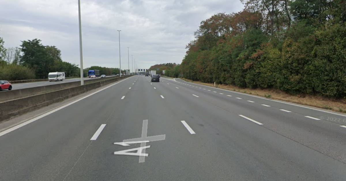 Linkerrijstrook versperd op E19 richting Antwerpen ter hoogte van UZA | Antwerpen | hln.be