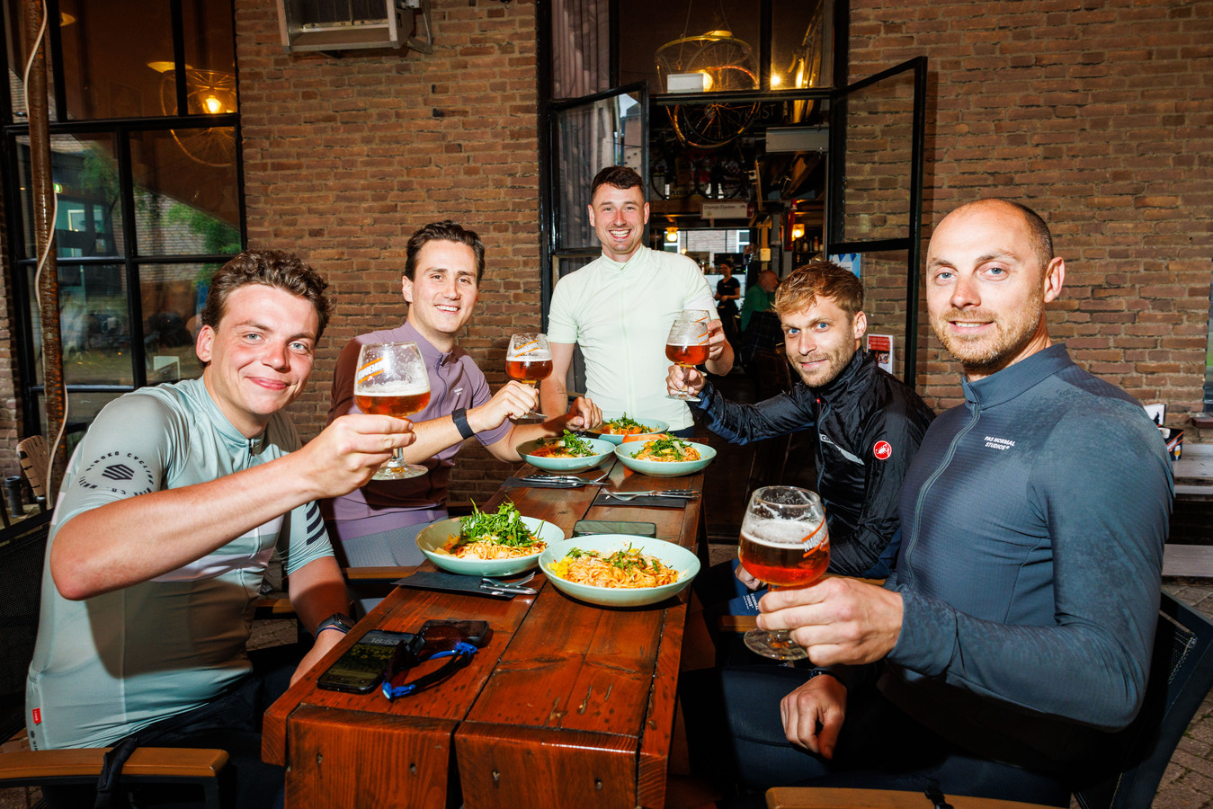 De jarige fietst met een hoedje op zijn helm bij Sam en zijn ...