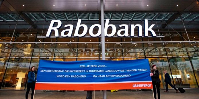 Greenpeace wil praten met Rabo-medewerkers | Economie | AD.nl