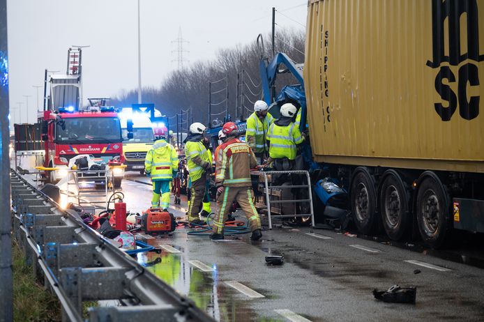 Kop-staartaanrijding met twee vrachtwagens en twee personenwagens op R4 ...