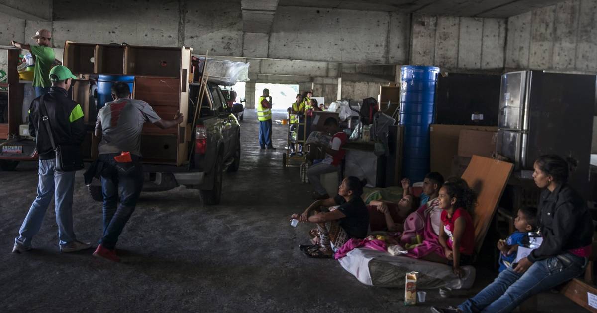 Einde 'hoogste krottenwijk ter wereld' Caracas nabij | Buitenland ...