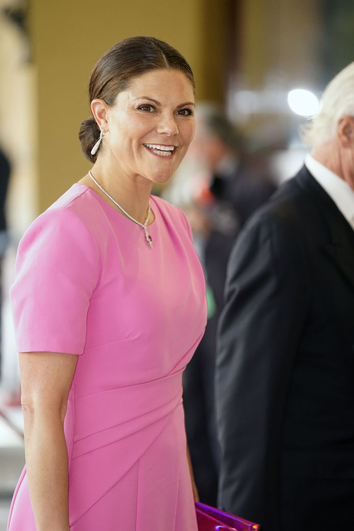 Amalia en Beatrix bij Buckingham Palace voor receptie koning Charles ...