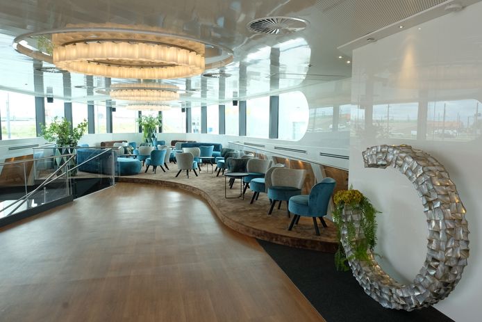 Futuristisch schip Blue Rhapsody meert aan in Antwerpen | Antwerpen ...