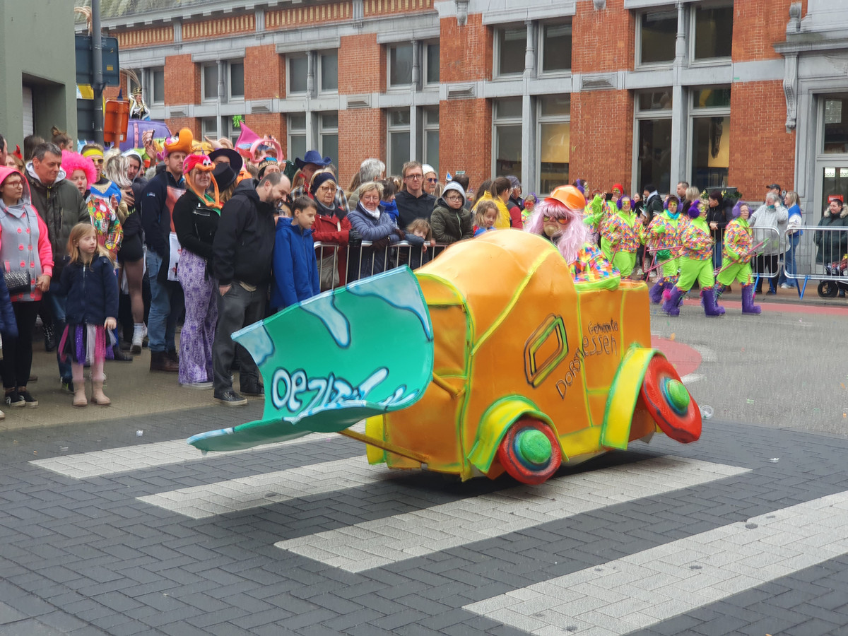 IN BEELD. Carnavalsstoet in Ossenkoppenstad | Foto | hln.be