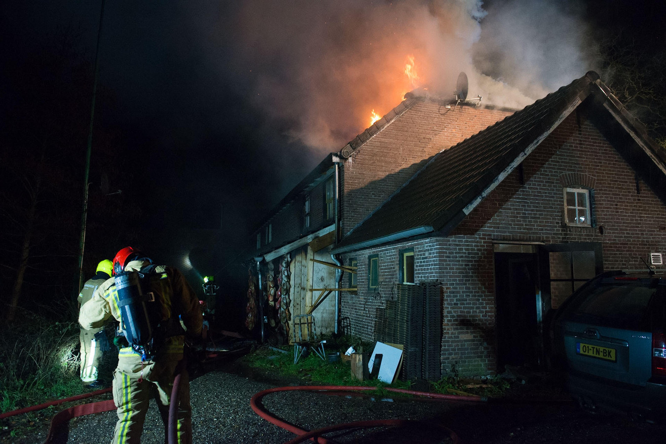 Uitslaande woningbrand in Helenaveen onder controle | Foto | AD.nl