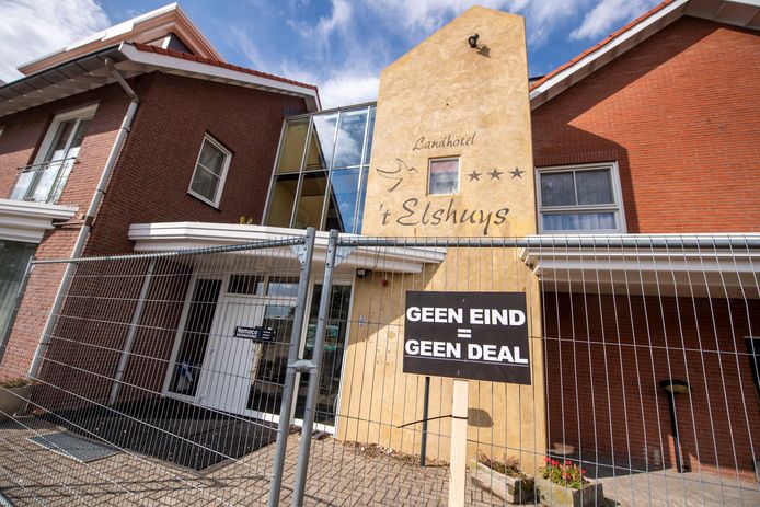 Protestborden tegen azc-deal steken in Albergen omgekeerde vlaggen naar ...