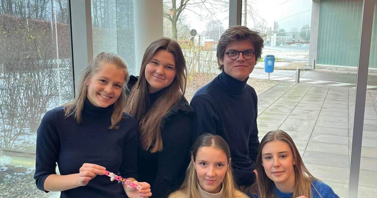 Studenten ontwikkelen armbandje met QR-code dat vermiste kindjes ...