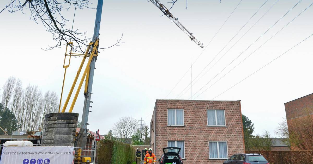 Kraan raakt hoogspanningskabel | Lint | hln.be