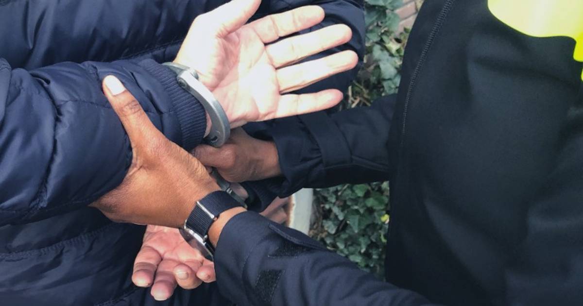Man (47) aangehouden nadat hij iemand had bedreigd met een wapen | 112 ... Man (47) aangehouden nadat hij iemand had bedreigd met een wapen | 112 ...